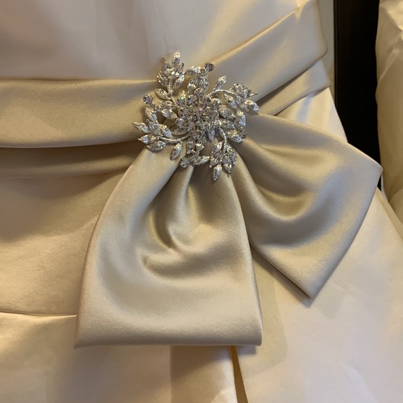 2Be Bridal | Dresses | Stunning Floor Model 2be Bridal Ball Gown Style ...